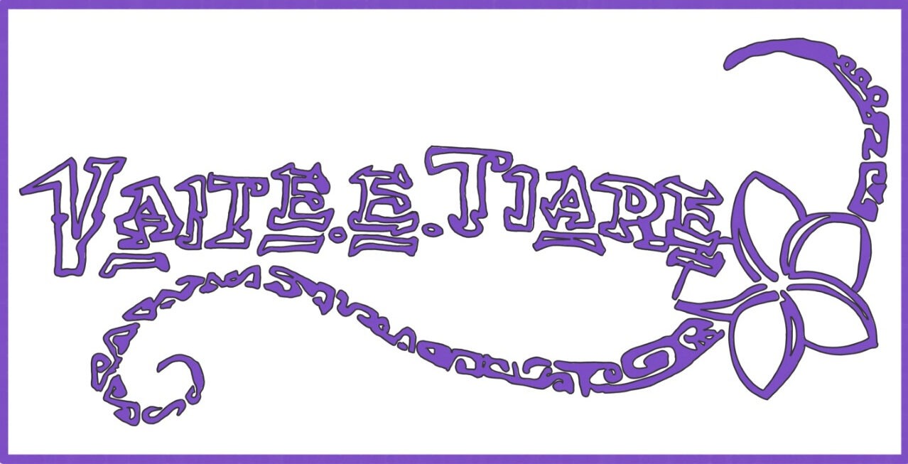 Créatrice de couronnes avec fleurs de Tahiti