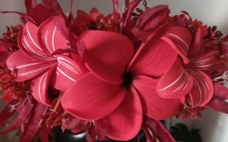 Créatrice de couronnes avec fleurs de Tahiti